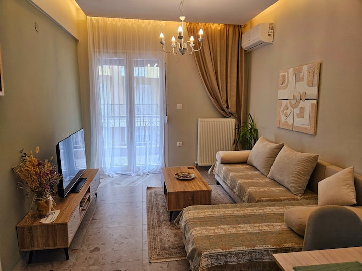Stylish Central 1-br Apt 5 Min To Central Station - Thessaloniki