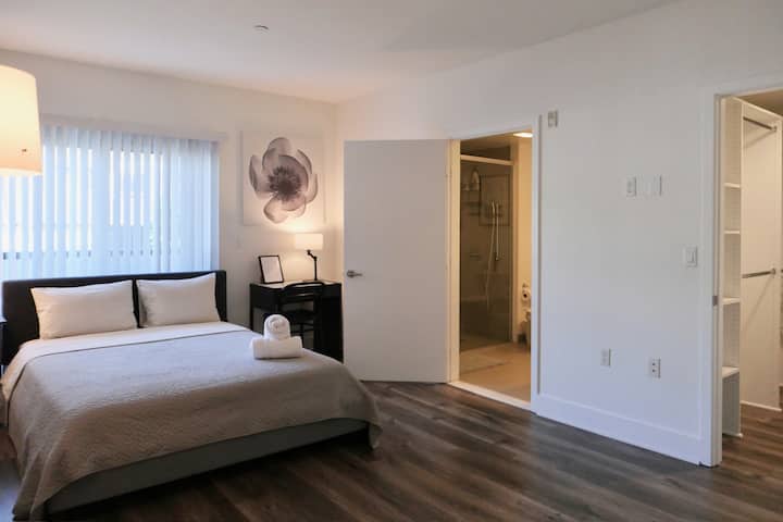 A 5-star Primary Bedroom In Hollywood - Hollywood, CA