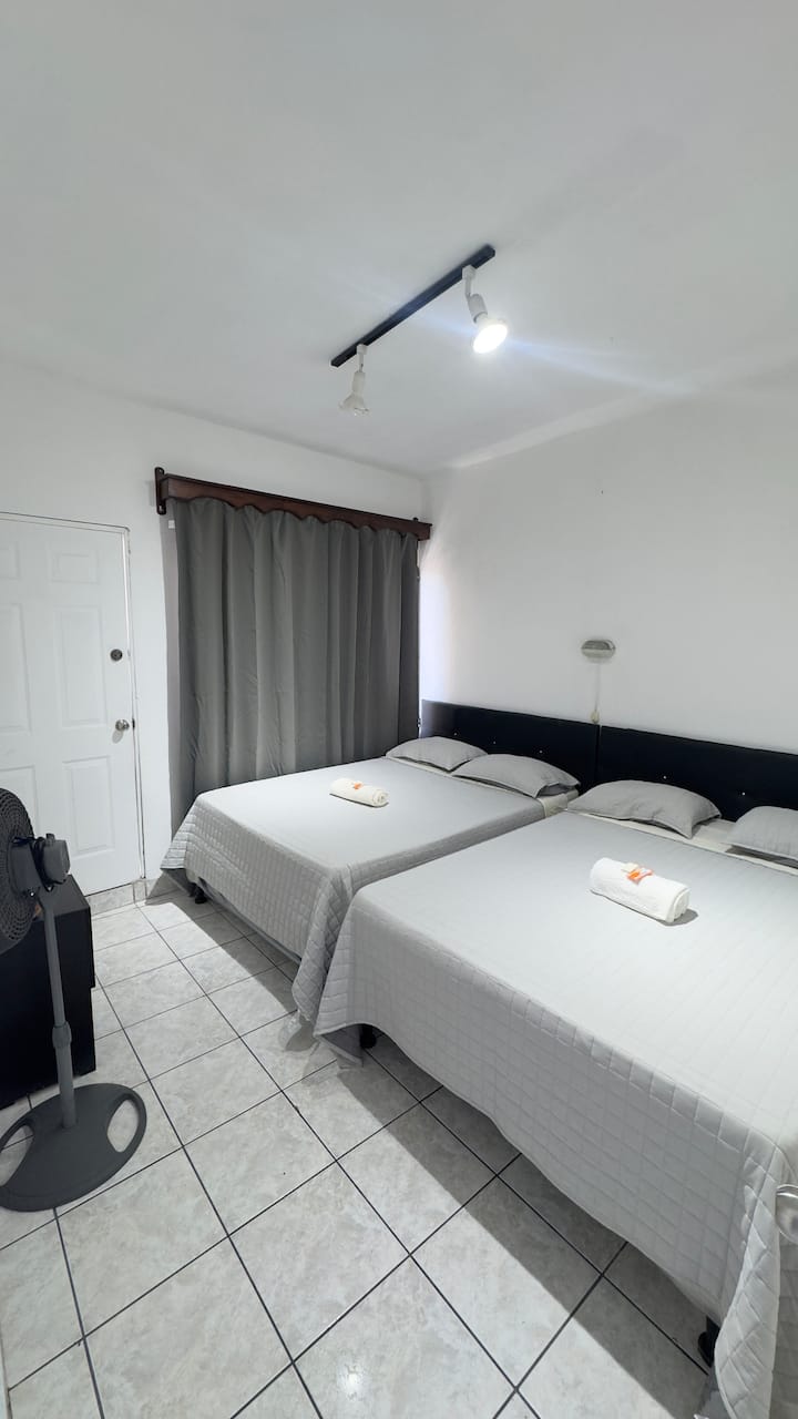 A 1 Cuadra De La Basilia - Esquipulas