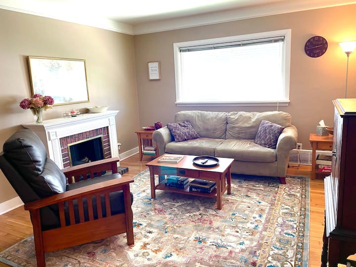 A Cozy Bungalow By The Lake - Cleveland, OH