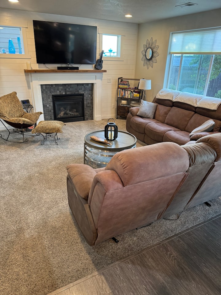 Kingswood Casa, 3 Kings, 1 Queen, Great Location! - Medford, OR