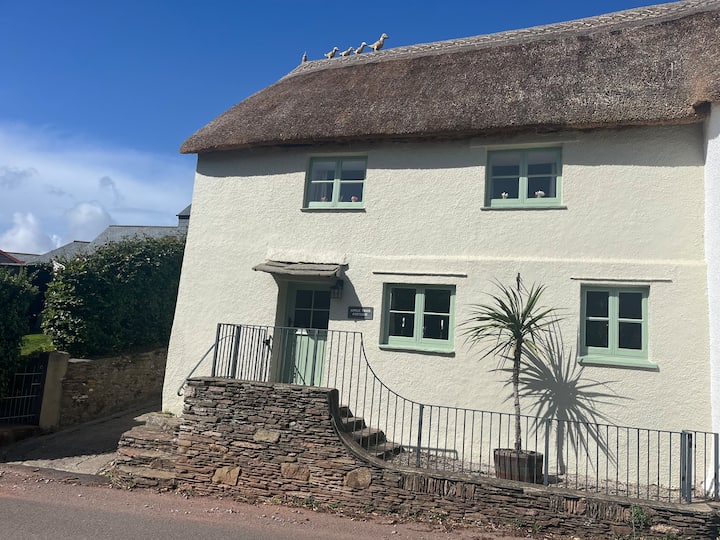 Apple Tree Cottage: Grade Ii Listed - Torcross