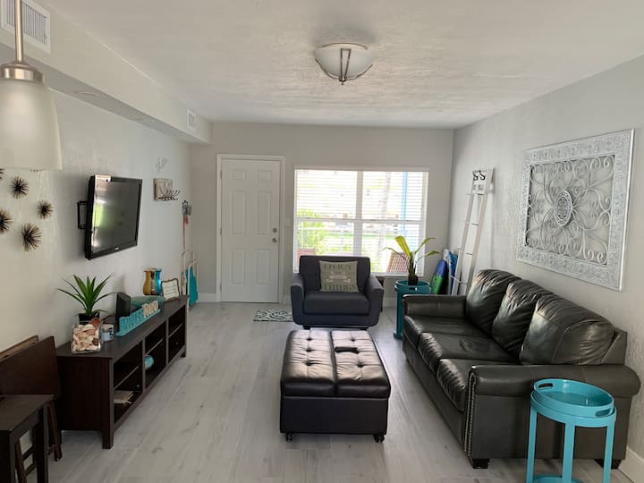 Seascape! Steps From Beach. - Hollywood, FL