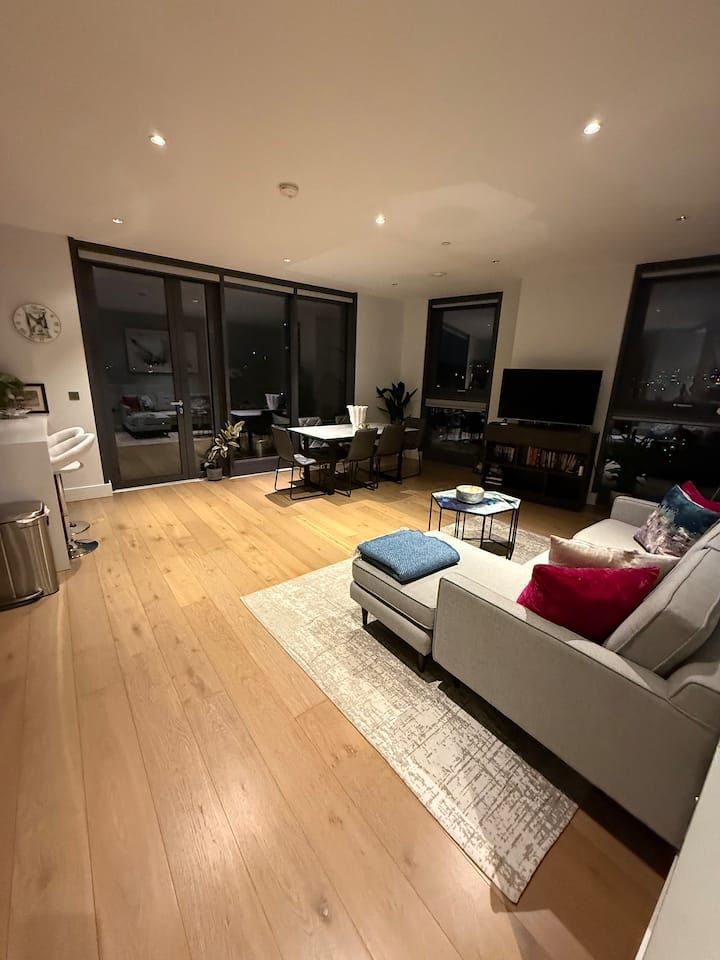 Stylish 1-bed Flat -2 Bathrooms & Large Balcony - Chelsea