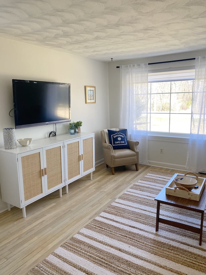 Cape Cottage - Newly Renovated - Sleeps 6 - Old Silver Beach, MA