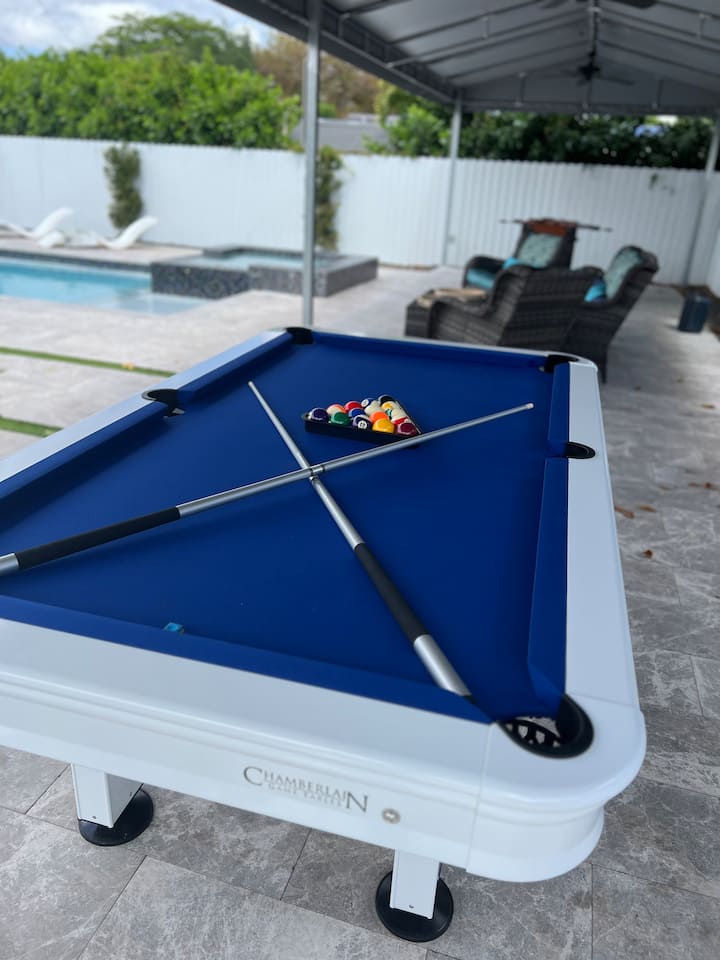 Poolside Retreat Haven - Westchester, FL