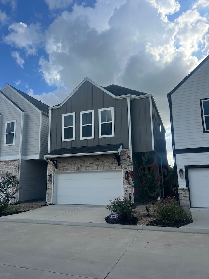 New Home: Modern Serenity (8 Mi From Downtown) - Houston, TX
