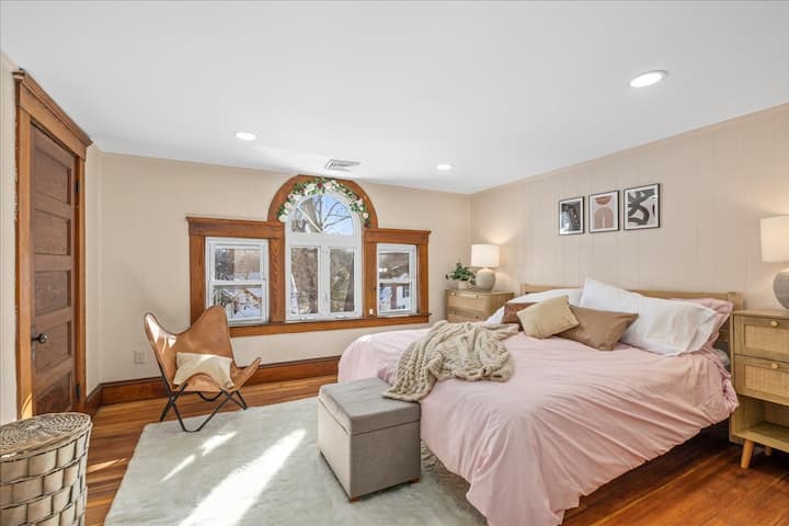 Sweet Sunlit Retreat - Greenfield, MA