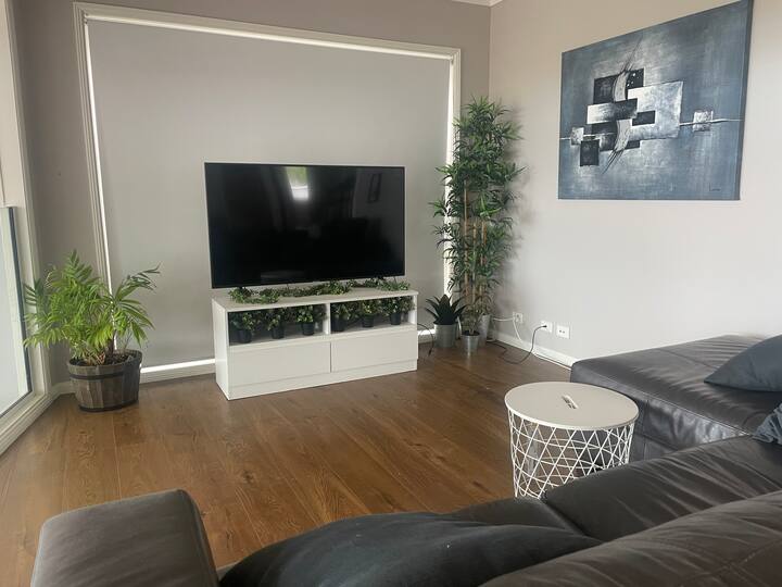 Ensuite Bedroom For 2 - Whole House Private Use - Lake Macquarie