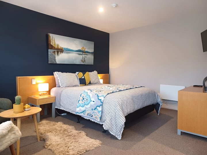Comfy Wanaka Studio: Bath, Parking & Private Entry - Luggate