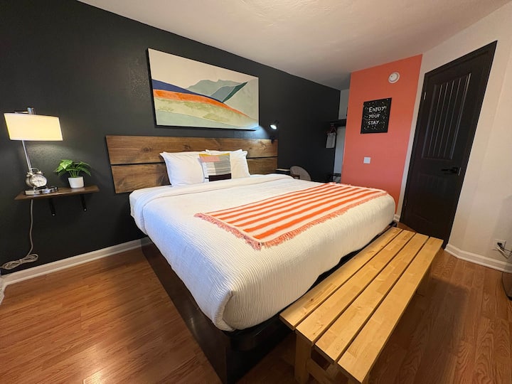 Cozy King Room | Near Downtown - Tesla Charger - Medford, OR