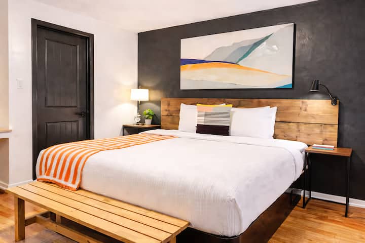 Urban Base Camp - King Bed Stylish Stay - Medford, OR