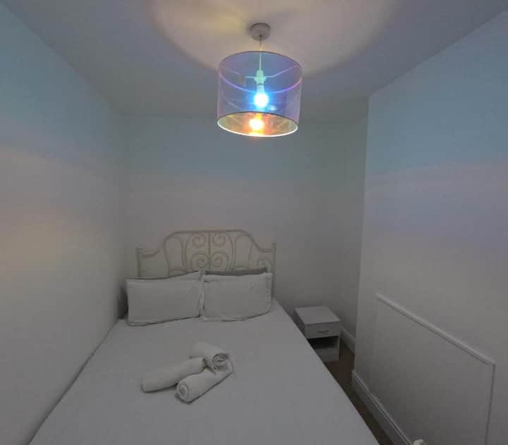 Large Double Bed Room - Southsea