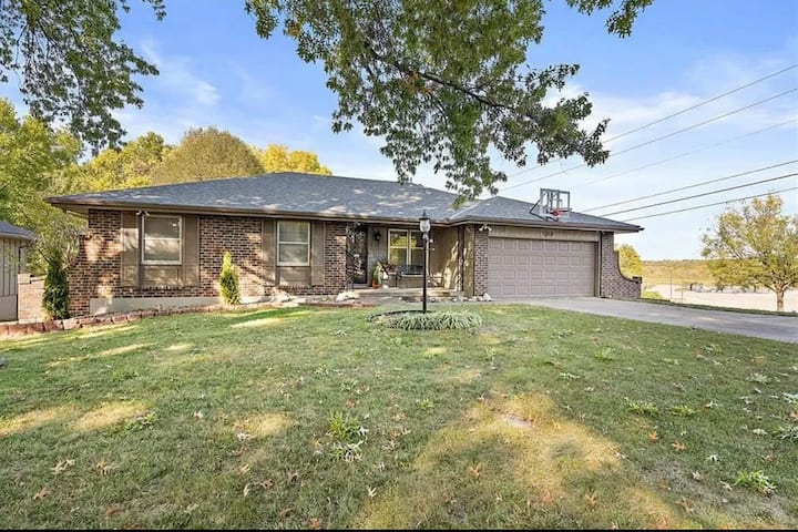 House 15 Mins From Arrowhead Stadium
Sleeps 9 - Kansas City, MO