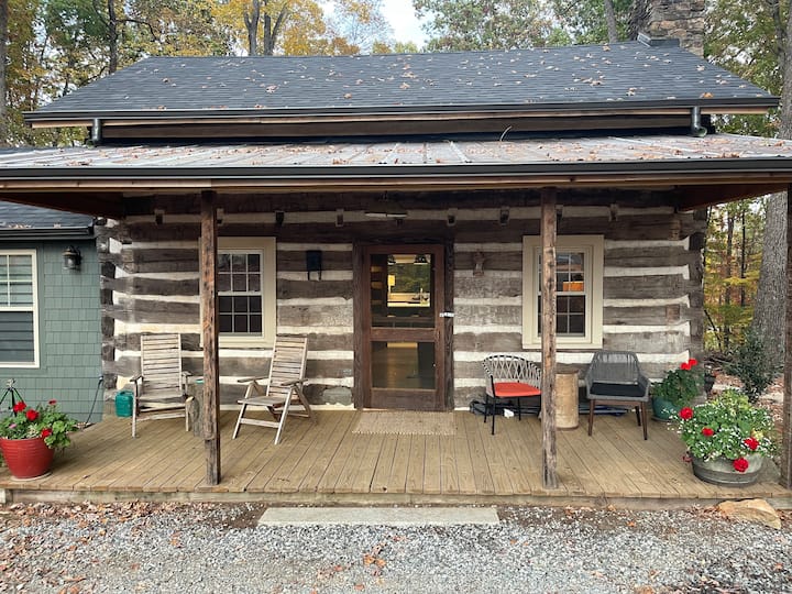 Rustic Cabin W/ Modern Addition - Divine Llama Vineyards, East Bend