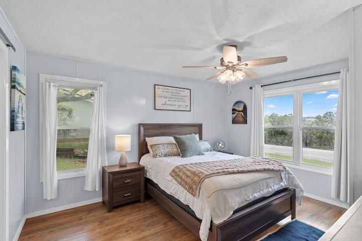 Sequoia Trail Cottage - Canyon Lake, TX