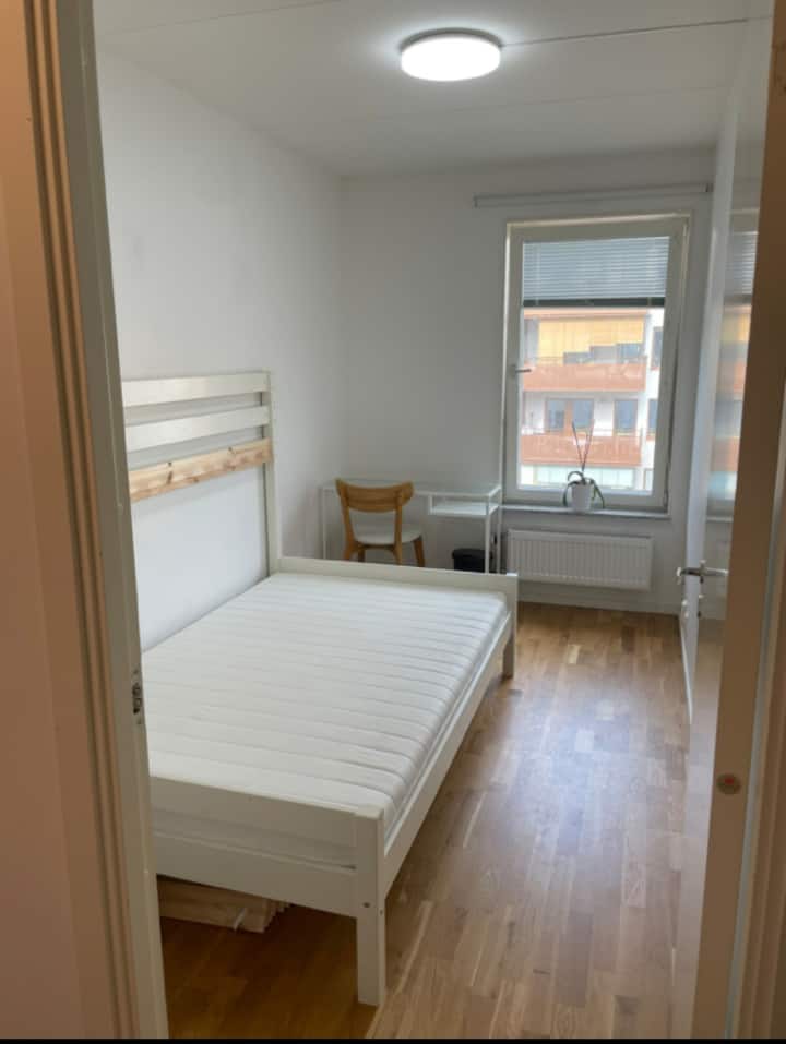 Cozy Private Furnished Room In A Shared Flat - Stockholm
