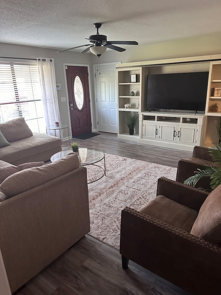 Spacious Crimson 4br Oasis - 터스컬루사