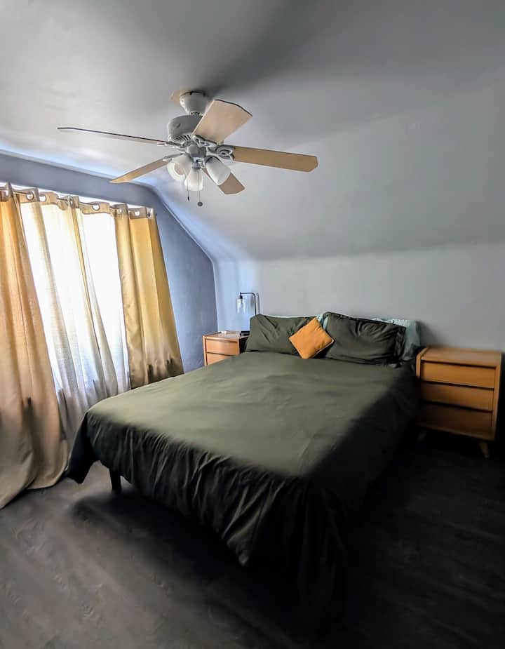 Cozy Old Charm Niagara Falls Apartment - Niagara Falls, NY