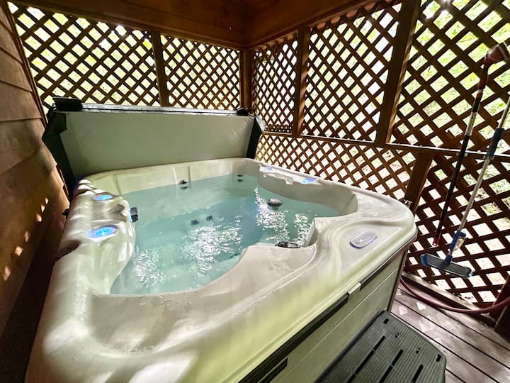 Beautiful Cabin 5 Bed 3 Bath W/ Hot Tub #17 - Helen, GA