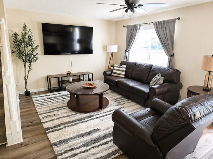 Spacious 3br Townhome | 10 Min To Downtown - Raleigh, NC