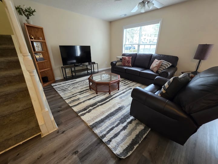 Spacious 3br Townhome | 10 Min To Downtown - Clayton, NC