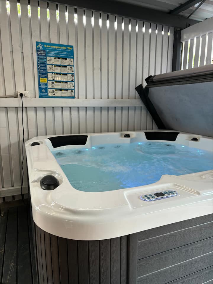 Reflections - Hot Tub, Peace And Privacy! Book Now - Tin Can Bay