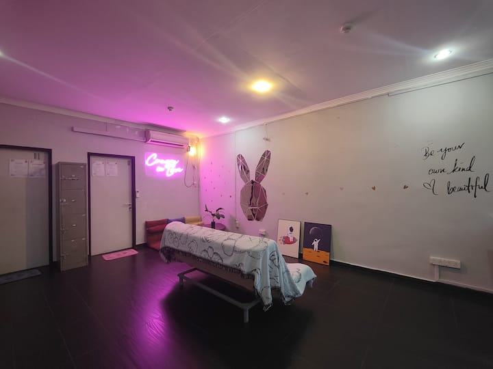 (2 Mins To Mrt) Rm 1: 6-bed Family Room - Bedok