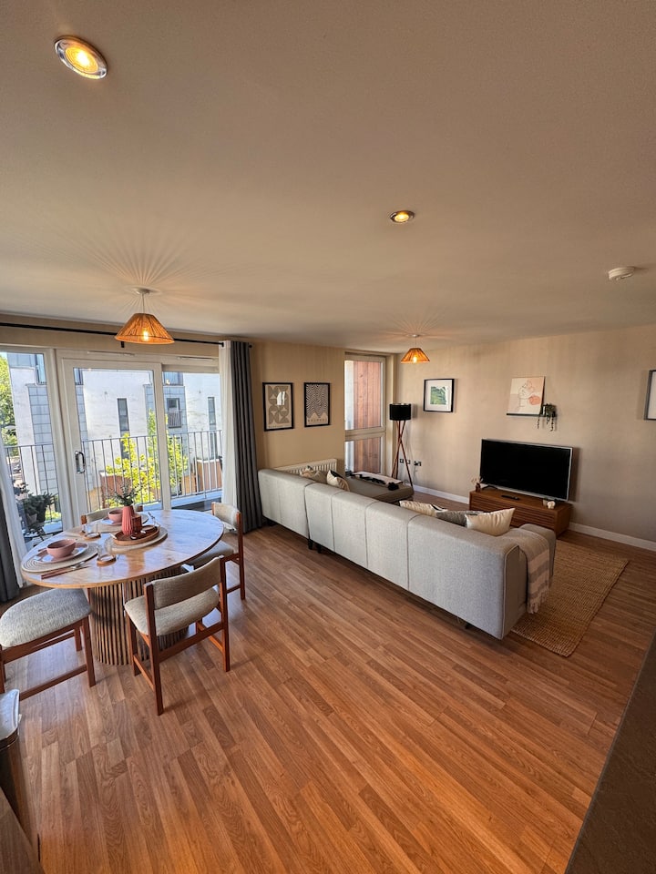Contemporary Apartment - Free Parking/balcony - 