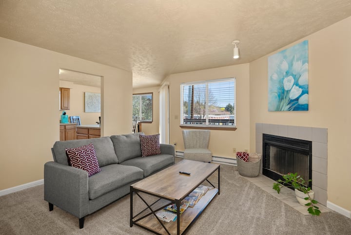 Beautiful 2 Br Apt1 | Keurig | Near Attractions - Spokane Valley, WA