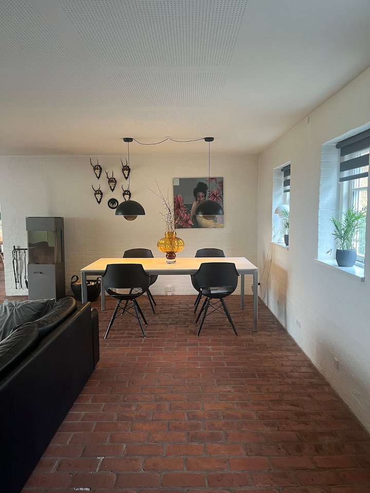 Stort Hus På 240 M2 I 2 Etager. - Hirtshals
