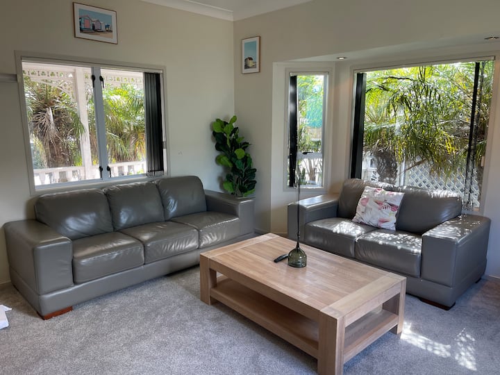 3 Room,4 Beds. Warm 1 Level Beauty
For All Family - Auckland