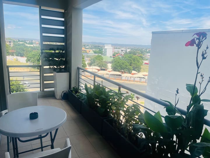 Chic City Flat: Sky High On 4th - Windhoek