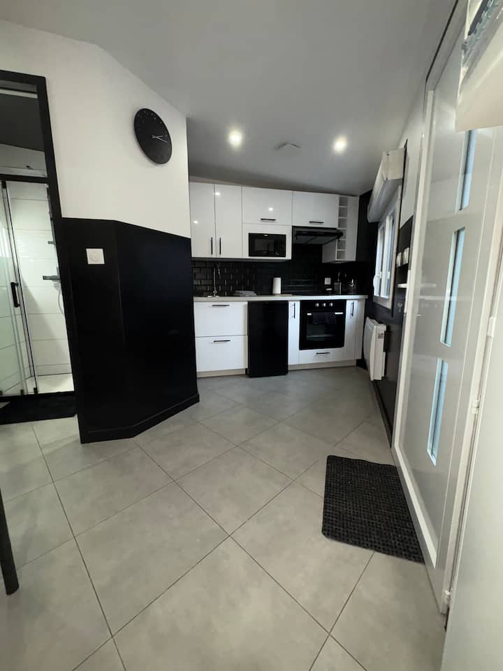 Welcome To The Black & White - Mitry-Mory