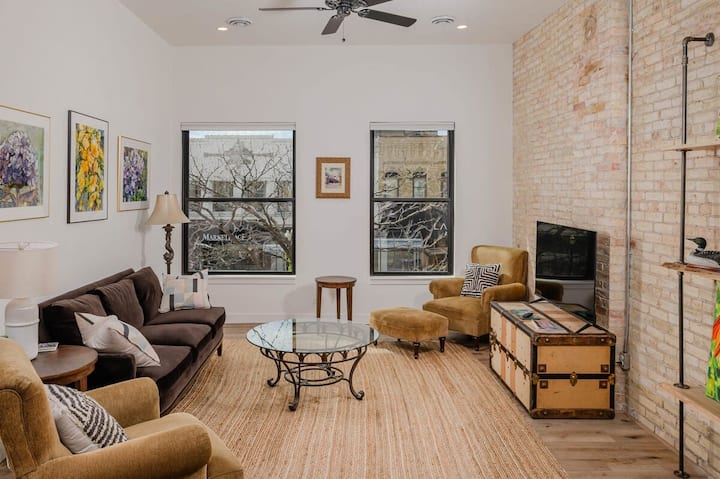 Stylish Downtown Neenah Flat - Walk To Everything! - Wisconsin