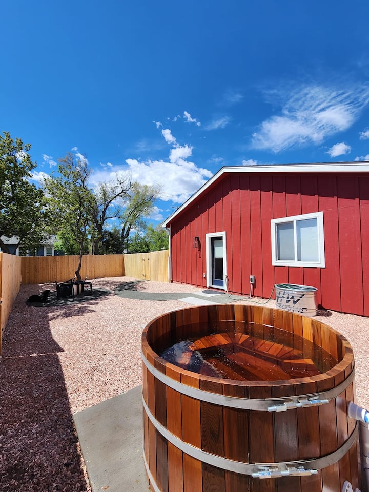 New Build, Private Yard, Cedar Hot Tub - Colorado Springs, CO