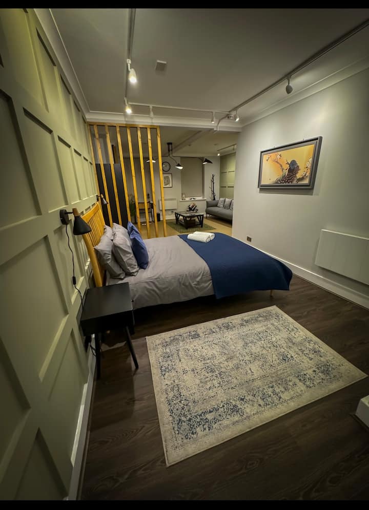 Charming Soho Oasis 2 : King Size Bed - Central London