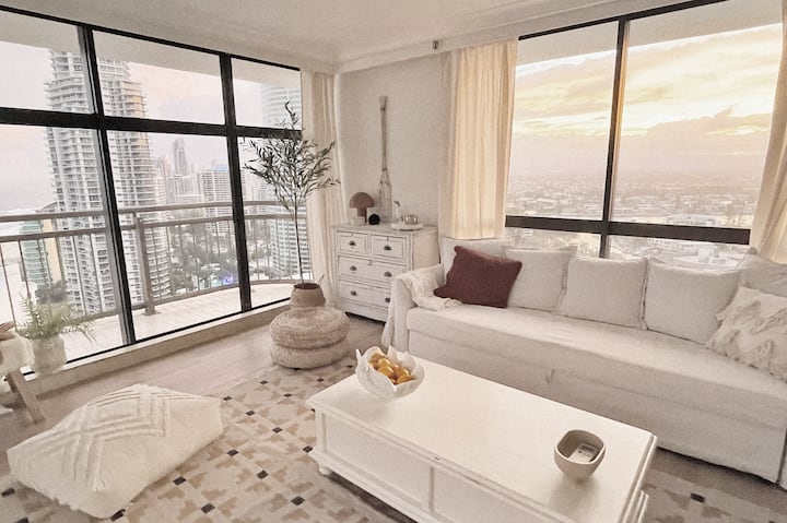 Exclusive Beach Loft | Ocean & Mountain Views - Surfers Paradise