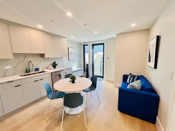 Bright & Comfortable 2-br Garden Suite - Vancouver
