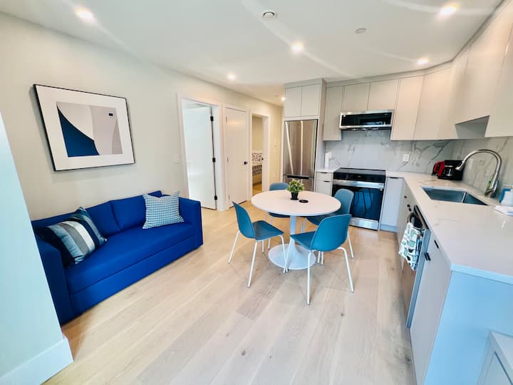 Bright & Comfortable 2-br Garden Suite - Vancouver