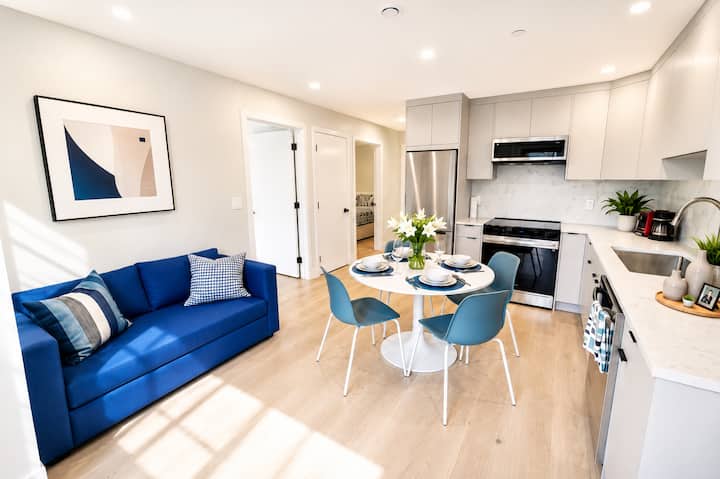 Bright & Comfortable 2-br Garden Suite - Vancouver