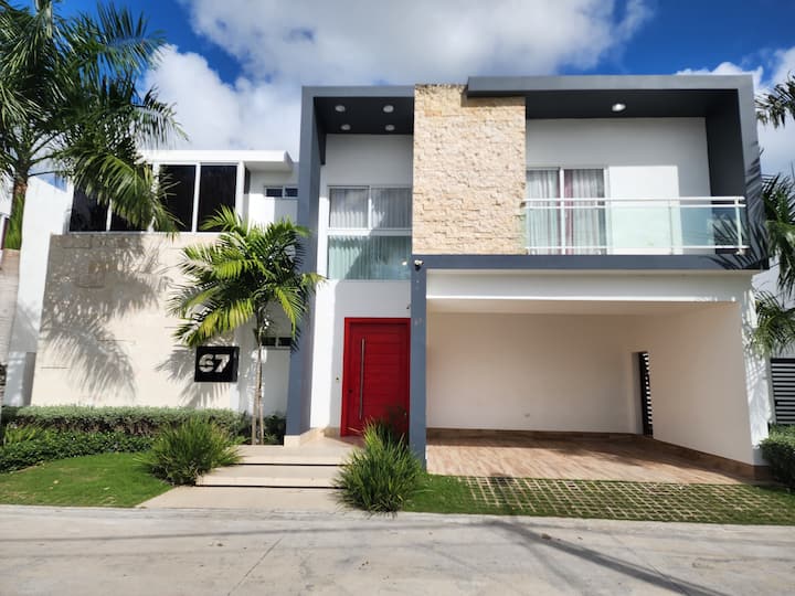 Hermosa Villa Con Piscina En Una Comunidad Cerrada - Punta Cana