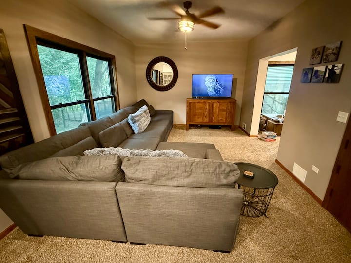 A Spacious, Well Stocked, Family-friendly Retreat - Bolingbrook, IL