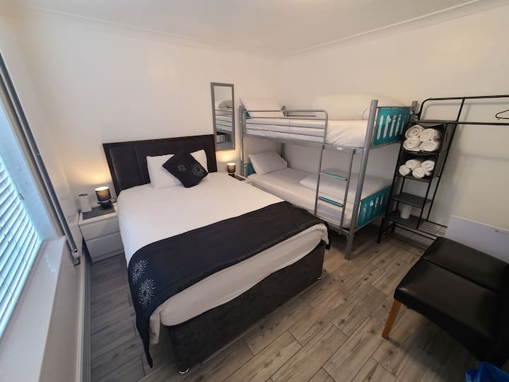 Gatwick House. Up To 15 Guest. - London Gatwick Airport (LGW)