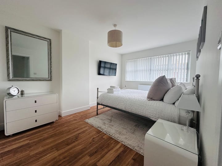 Refurbished 3 Bedroom Home With Parking - Bristol