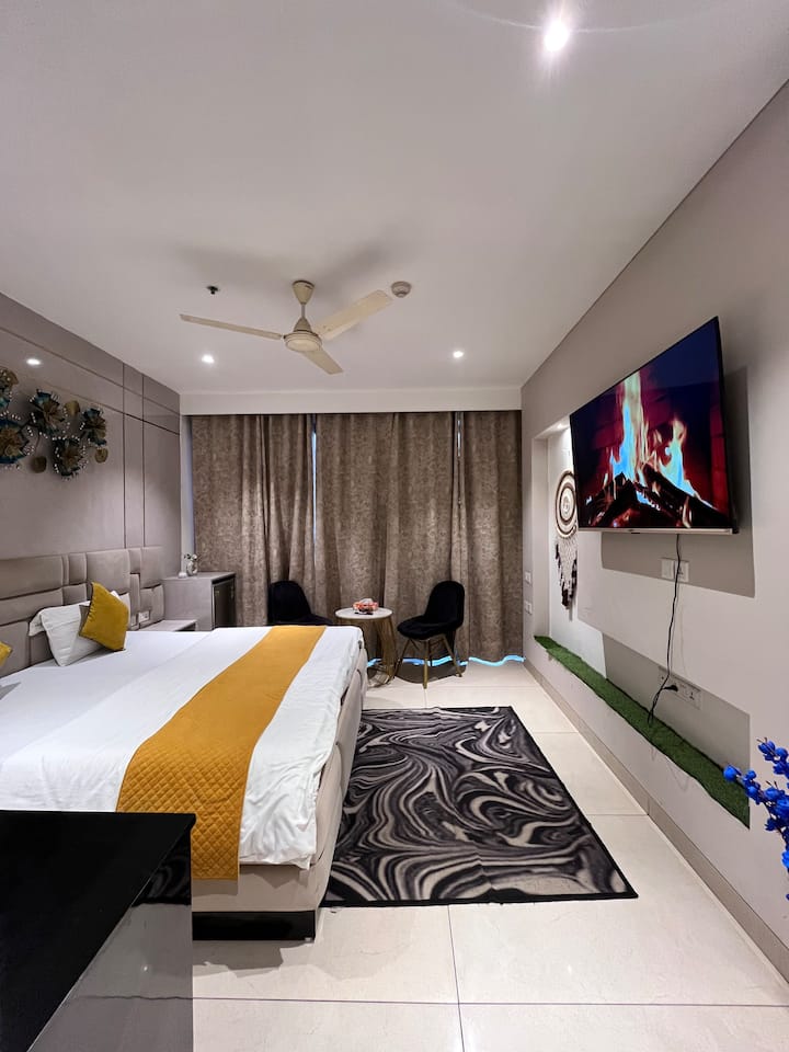 Trenzy Homes: Solo| Infinity Pool| Patio| Gym| M3m -