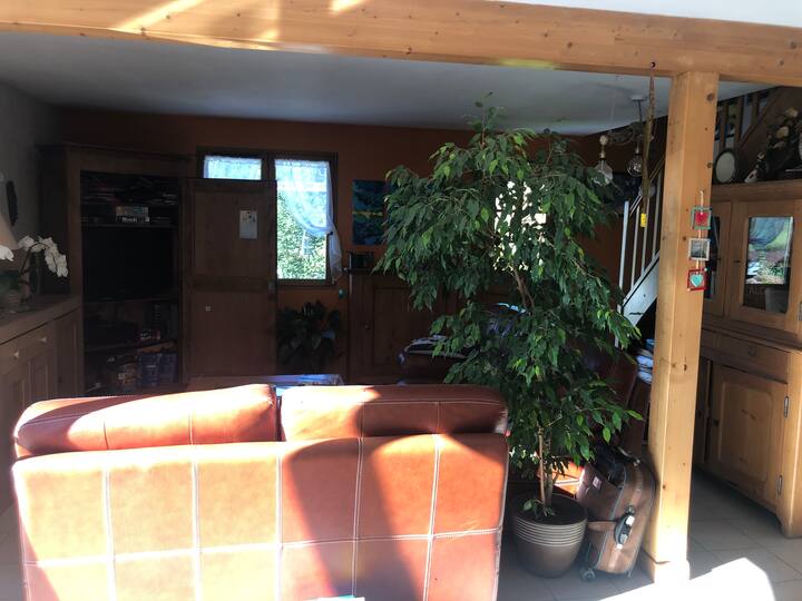 Chambre Dans Une Maison - Mouthe
