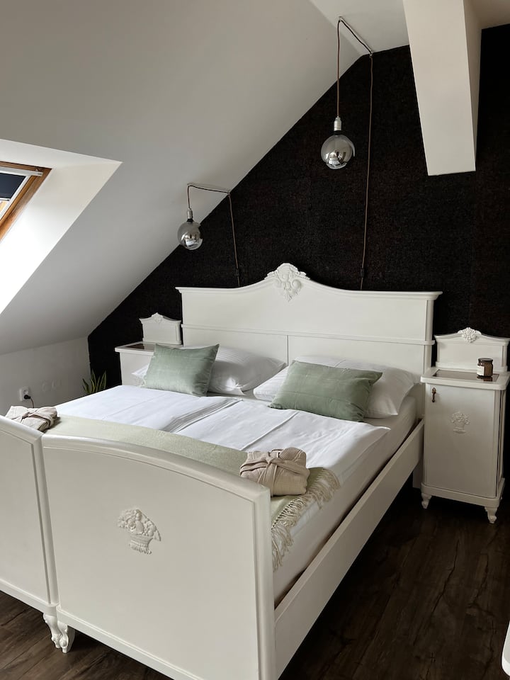 Vintage Artsy Attic / Boutique Room, Romantic Stay - Prague