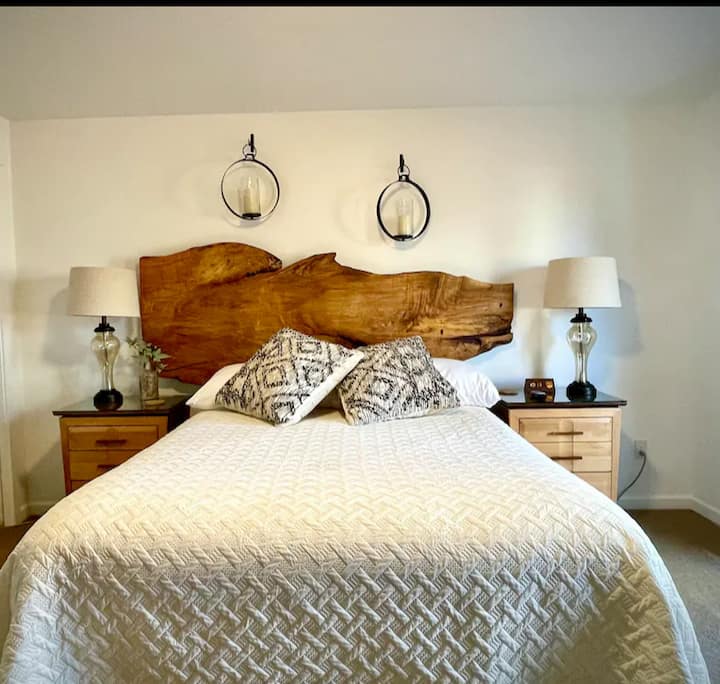 King Bed In A Master Suite With Private Bath - Vancouver, WA