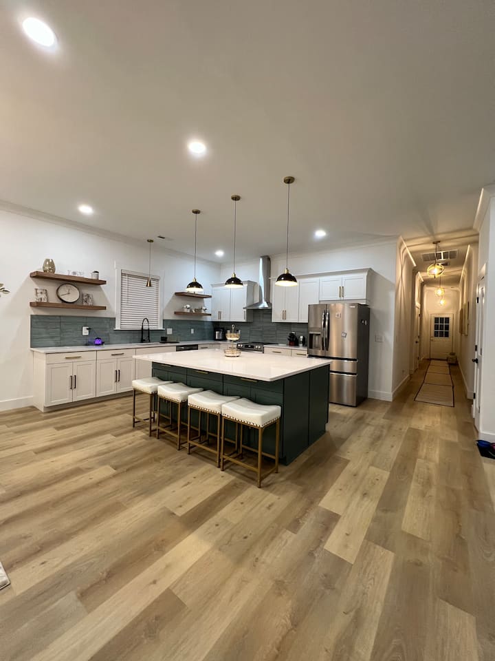 Golden Luxury: Pet Friendly Fenced Yard Downtown - Chattanooga